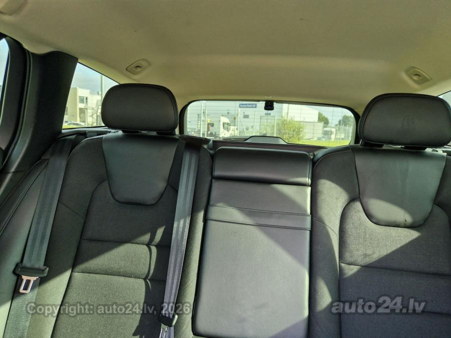 Balts Volvo V60 2019 Tallina, ar dzinēja tilpumu 2.00 L un nobraukumu 94 tūkst. km par 21500 €, foto 16 vietnē AUTOMOTO.COM.LV