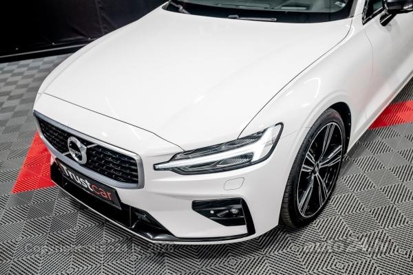 Balts Volvo V60 2019 Pērnava, ar dzinēja tilpumu 2.00 L un nobraukumu 224 tūkst. km par 16900 €, foto 4 vietnē AUTOMOTO.COM.LV