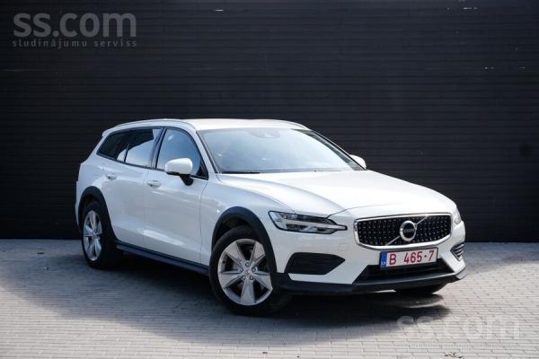White Volvo V60 2019 in Riga, with an engine capacity of 2.00 L and mileage of 212 thousand km for 16390 €, photo 3 on AUTOMOTO.COM.LV