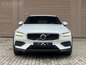 White Volvo V60 2020 in Jelgava, with an engine capacity of 2.00 L and mileage of 175 thousand km for 21790 €, photo 2 on AUTOMOTO.COM.LV