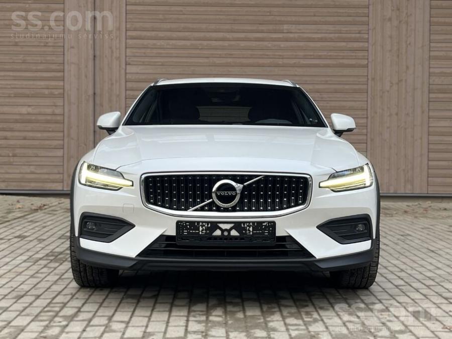 White Volvo V60 2020 in Jelgava, with an engine capacity of 2.00 L and mileage of 175 thousand km for 21790 €, photo 2 on AUTOMOTO.COM.LV