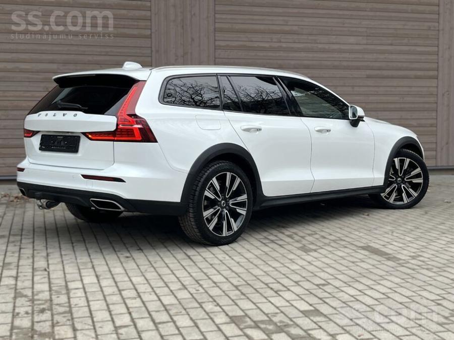 White Volvo V60 2020 in Jelgava, with an engine capacity of 2.00 L and mileage of 175 thousand km for 21790 €, photo 4 on AUTOMOTO.COM.LV