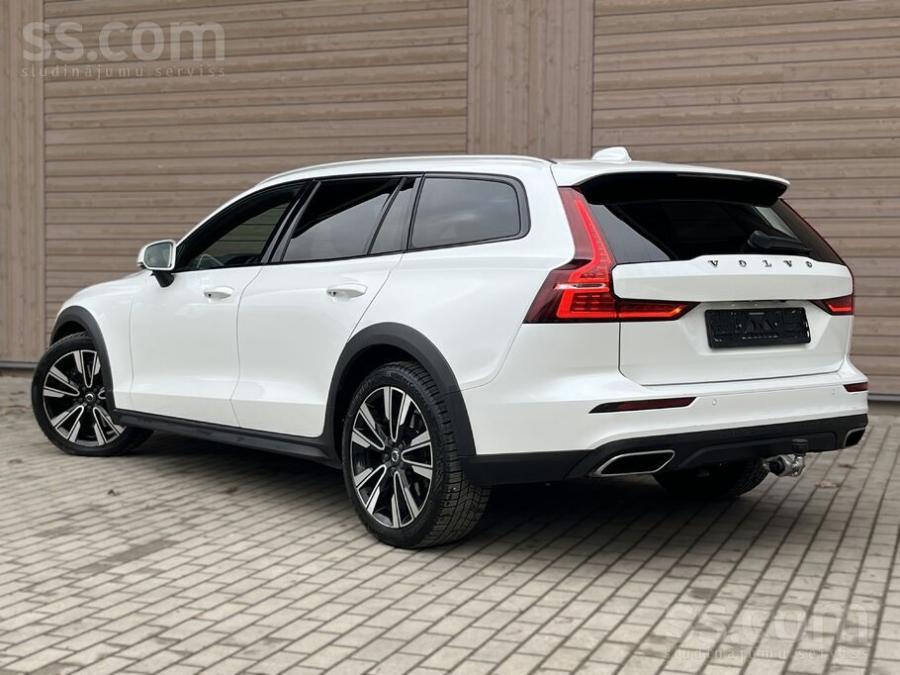 White Volvo V60 2020 in Jelgava, with an engine capacity of 2.00 L and mileage of 175 thousand km for 21790 €, photo 6 on AUTOMOTO.COM.LV