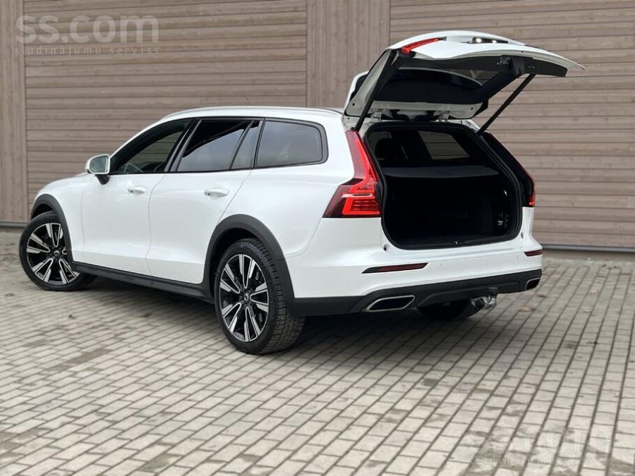 White Volvo V60 2020 in Jelgava, with an engine capacity of 2.00 L and mileage of 175 thousand km for 21790 €, photo 7 on AUTOMOTO.COM.LV