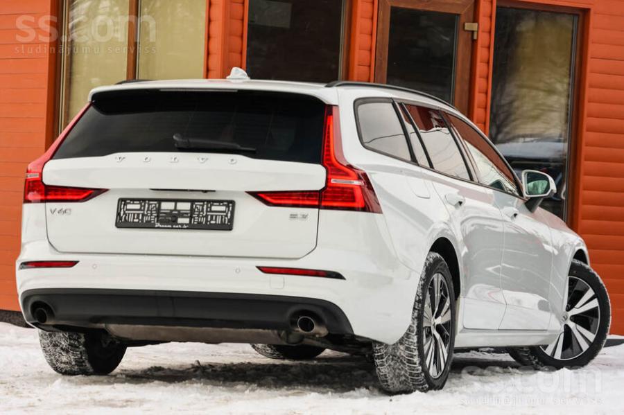 White Volvo V60 2020 in Tukums, with an engine capacity of 2.00 L and mileage of 173 thousand km for 15990 €, photo 4 on AUTOMOTO.COM.LV