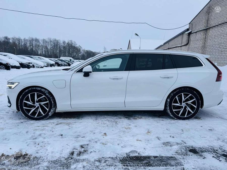 White Volvo V60 2020 in Taurage, with an engine capacity of 1.97 L and mileage of 167 thousand km for 19300 €, photo 2 on AUTOMOTO.COM.LV