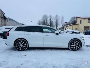 White Volvo V60 2020 in Taurage, with an engine capacity of 1.97 L and mileage of 167 thousand km for 19300 €, photo 6 on AUTOMOTO.COM.LV