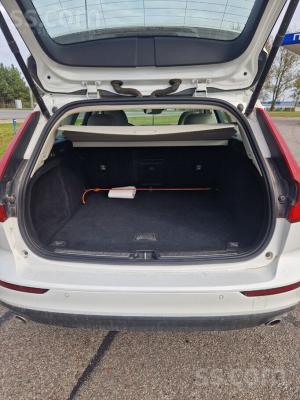 Balts Volvo V60 2020 Liepāja, ar dzinēja tilpumu 2.00 L un nobraukumu 273 tūkst. km par 13500 €, foto 12 vietnē AUTOMOTO.COM.LV