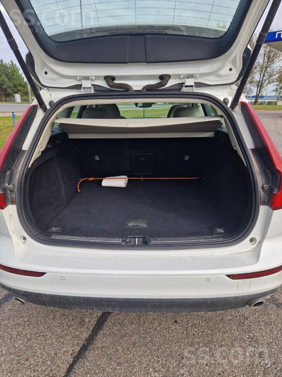 Balts Volvo V60 2020 Liepāja, ar dzinēja tilpumu 2.00 L un nobraukumu 273 tūkst. km par 13500 €, foto 12 vietnē AUTOMOTO.COM.LV
