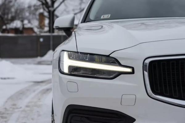 Balts Volvo V60 2020 Jelgava, ar dzinēja tilpumu 2.00 L un nobraukumu 217 tūkst. km par 19990 €, foto 5 vietnē AUTOMOTO.COM.LV