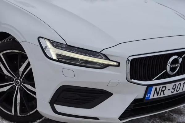 Balts Volvo V60 2020 Jelgava, ar dzinēja tilpumu 2.00 L un nobraukumu 217 tūkst. km par 19990 €, foto 8 vietnē AUTOMOTO.COM.LV