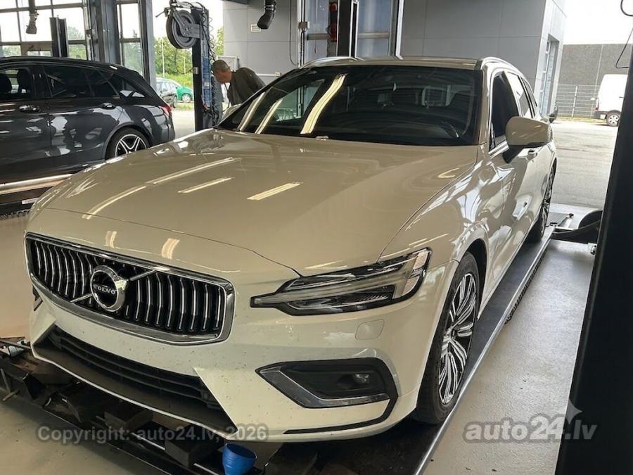 White Volvo V60 2020 in Tartu, with an engine capacity of 2.00 L and mileage of 299 thousand km for 15900 €, photo 1 on AUTOMOTO.COM.LV