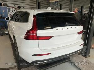White Volvo V60 2020 in Tartu, with an engine capacity of 2.00 L and mileage of 299 thousand km for 15900 €, photo 4 on AUTOMOTO.COM.LV