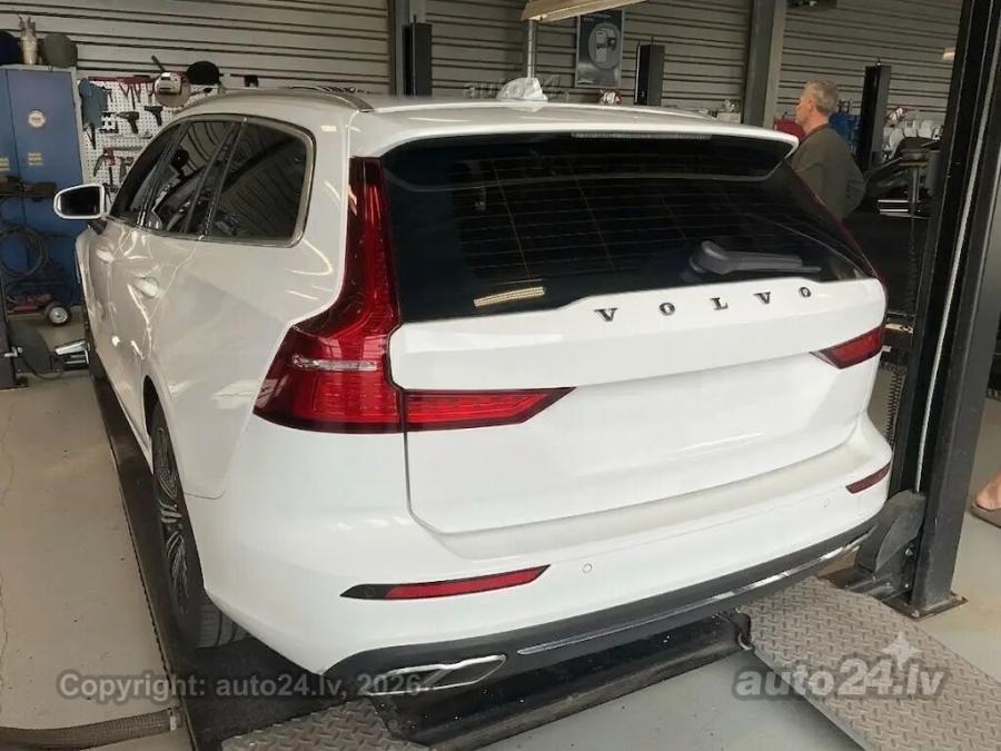 White Volvo V60 2020 in Tartu, with an engine capacity of 2.00 L and mileage of 299 thousand km for 15900 €, photo 4 on AUTOMOTO.COM.LV