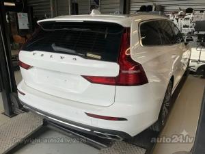 White Volvo V60 2020 in Tartu, with an engine capacity of 2.00 L and mileage of 299 thousand km for 15900 €, photo 5 on AUTOMOTO.COM.LV