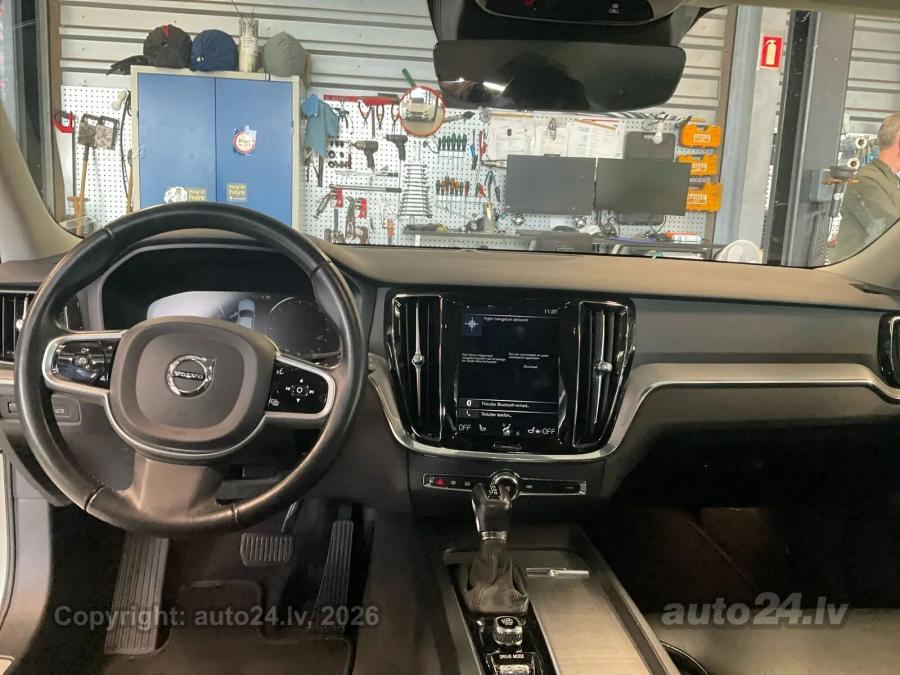 White Volvo V60 2020 in Tartu, with an engine capacity of 2.00 L and mileage of 299 thousand km for 15900 €, photo 6 on AUTOMOTO.COM.LV