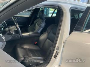 White Volvo V60 2020 in Tartu, with an engine capacity of 2.00 L and mileage of 299 thousand km for 15900 €, photo 8 on AUTOMOTO.COM.LV