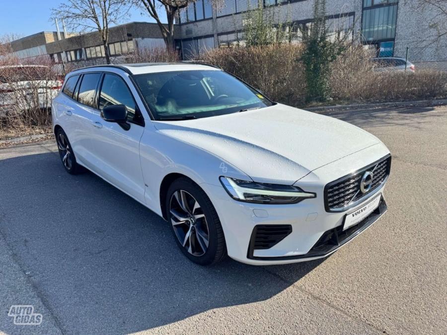 Balts Volvo V60 2021 Kauņa, ar dzinēja tilpumu 2.00 L un nobraukumu 90 tūkst. km par 32690 €, foto 2 vietnē AUTOMOTO.COM.LV