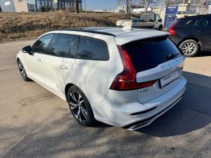 Balts Volvo V60 2021 Kauņa, ar dzinēja tilpumu 2.00 L un nobraukumu 90 tūkst. km par 32690 €, foto 4 vietnē AUTOMOTO.COM.LV