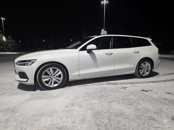 White Volvo V60 2021 in Vilnius, with an engine capacity of 2.00 L and mileage of 113 thousand km for 22500 €, photo 3 on AUTOMOTO.COM.LV