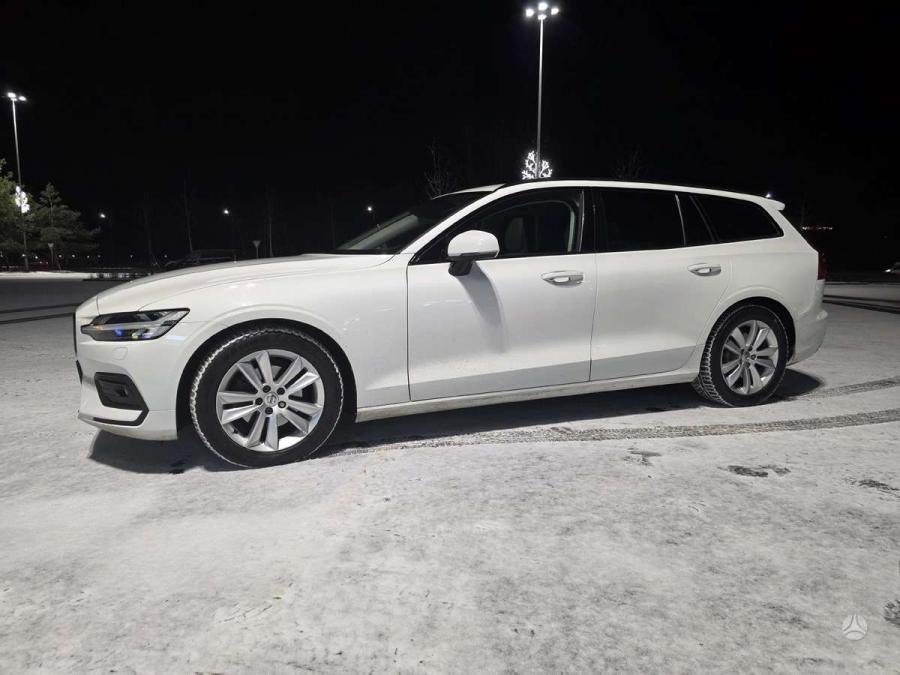 White Volvo V60 2021 in Vilnius, with an engine capacity of 2.00 L and mileage of 113 thousand km for 22500 €, photo 3 on AUTOMOTO.COM.LV