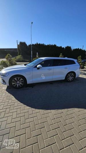 Balts Volvo V60 2021 Plungė, ar dzinēja tilpumu 2.00 L un nobraukumu 213 tūkst. km par 19000 €, foto 3 vietnē AUTOMOTO.COM.LV