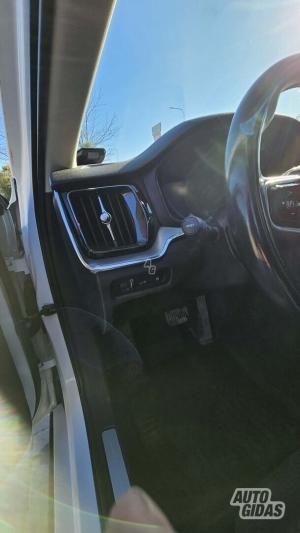 Balts Volvo V60 2021 Plungė, ar dzinēja tilpumu 2.00 L un nobraukumu 213 tūkst. km par 19000 €, foto 23 vietnē AUTOMOTO.COM.LV