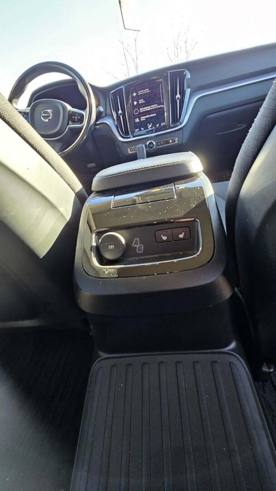 Balts Volvo V60 2021 Plungė, ar dzinēja tilpumu 2.00 L un nobraukumu 213 tūkst. km par 19000 €, foto 24 vietnē AUTOMOTO.COM.LV