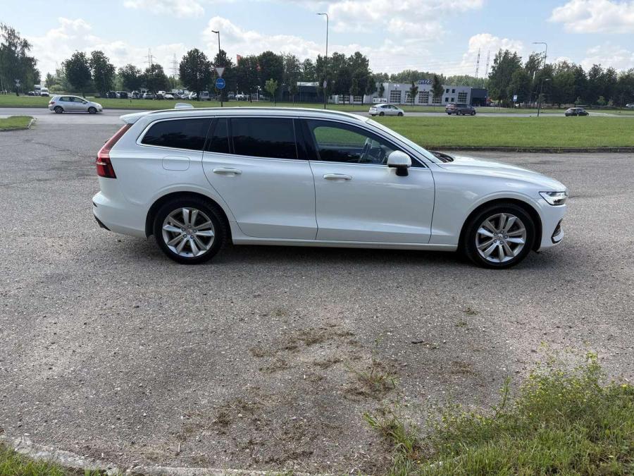 White Volvo V60 2021 in Kaunas, with an engine capacity of 1.97 L and mileage of 180 thousand km for 14900 €, photo 7 on AUTOMOTO.COM.LV
