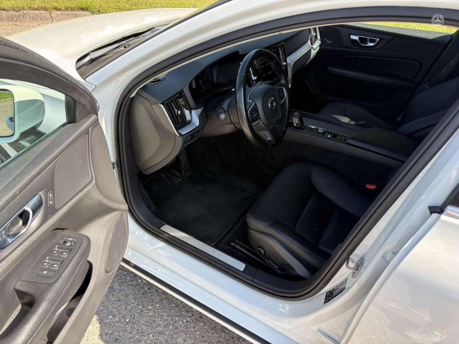 White Volvo V60 2021 in Kaunas, with an engine capacity of 1.97 L and mileage of 180 thousand km for 14900 €, photo 12 on AUTOMOTO.COM.LV