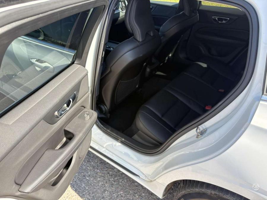White Volvo V60 2021 in Kaunas, with an engine capacity of 1.97 L and mileage of 180 thousand km for 14900 €, photo 20 on AUTOMOTO.COM.LV