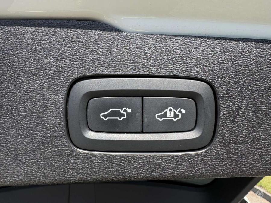 White Volvo V60 2021 in Kaunas, with an engine capacity of 1.97 L and mileage of 180 thousand km for 14900 €, photo 22 on AUTOMOTO.COM.LV