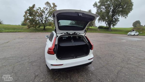 Volvo V60 2021 in Kaunas on AUTOMOTO.COM.LV White Volvo V60 2021 in Kaunas, with an engine capacity of 2.00 L and mileage of 215 thousand km for 15700 €, photo 8 on AUTOMOTO.COM.LV