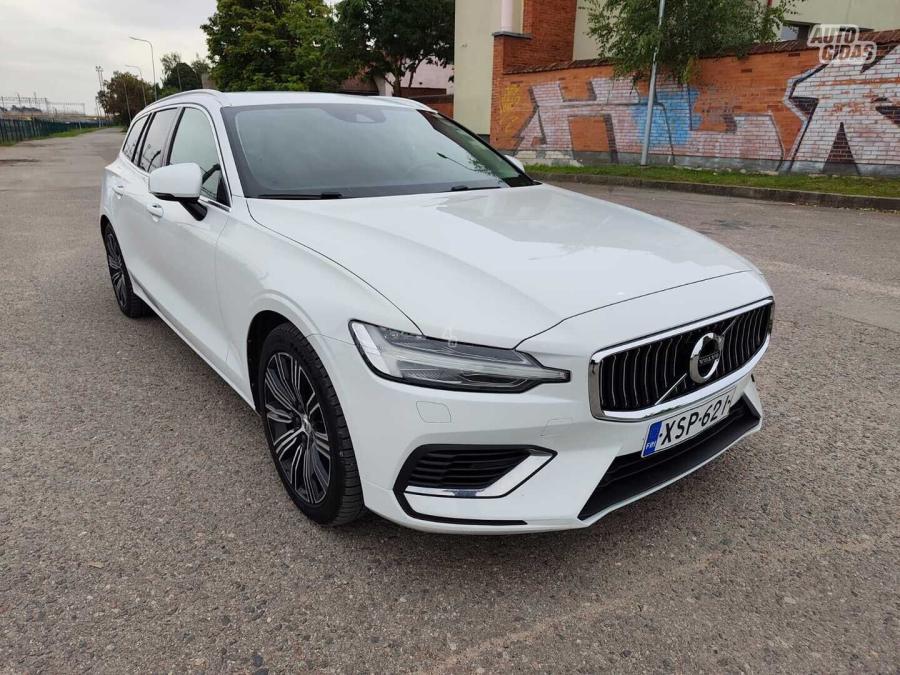 White Volvo V60 2021 in Siauliai, with an engine capacity of 2.00 L and mileage of 213 thousand km for 15900 €, photo 4 on AUTOMOTO.COM.LV