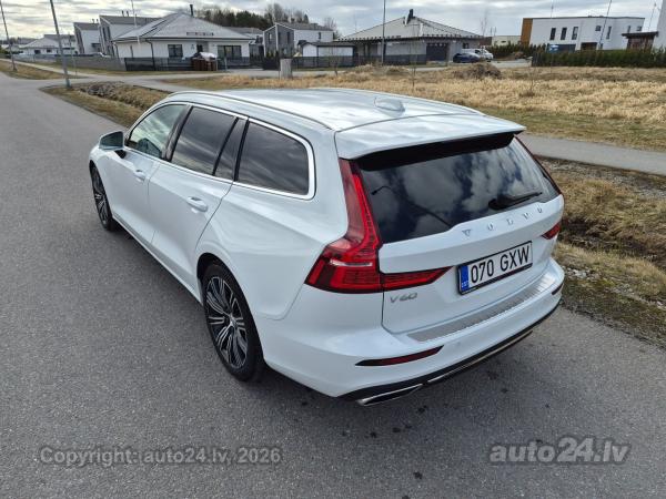 White Volvo V60 2022 in Tallinn, with an engine capacity of 2.00 L and mileage of 67 thousand km for 37500 €, photo 3 on AUTOMOTO.COM.LV