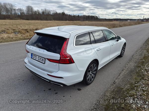 White Volvo V60 2022 in Tallinn, with an engine capacity of 2.00 L and mileage of 67 thousand km for 37500 €, photo 5 on AUTOMOTO.COM.LV