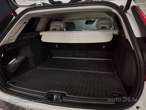 White Volvo V60 2022 in Tallinn, with an engine capacity of 2.00 L and mileage of 71 thousand km for 35990 €, photo 10 on AUTOMOTO.COM.LV