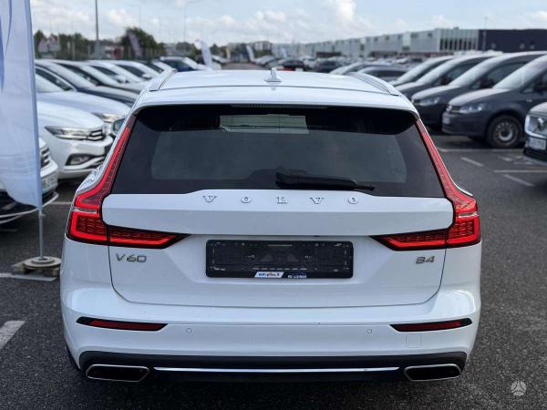 White Volvo V60 2022 in Vilnius, with an engine capacity of 1.97 L and mileage of 201 thousand km for 15999 €, photo 5 on AUTOMOTO.COM.LV