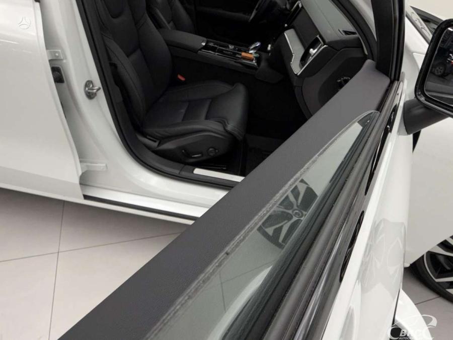 White Volvo V60 2025 in Vilnius, with an engine capacity of 1.97 L and mileage of 3 thousand km for 37900 €, photo 11 on AUTOMOTO.COM.LV