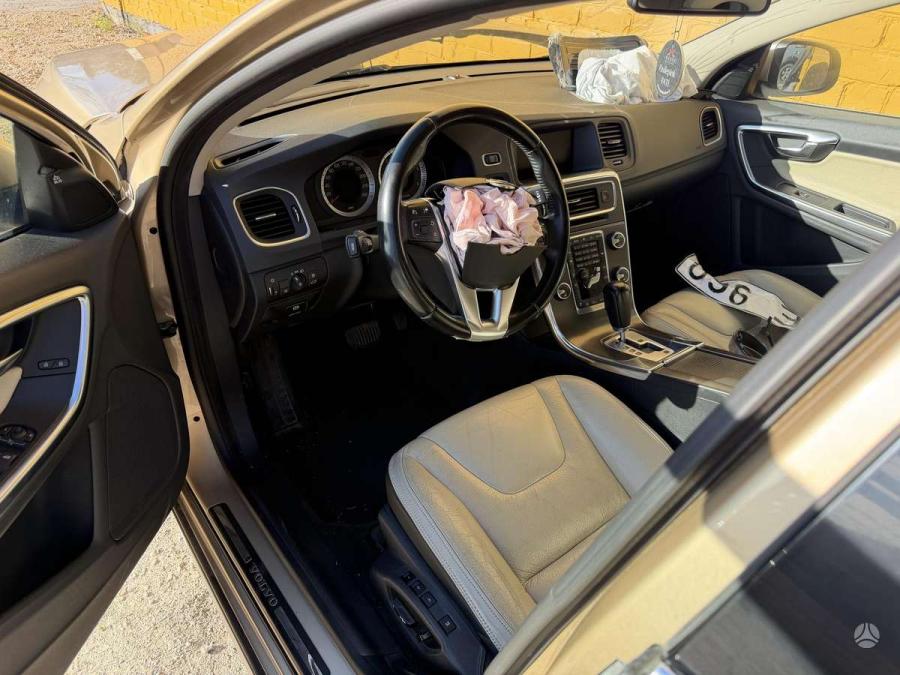 Желтый Вольво B60 2011 в Шяуляй, объемом двигателя 1.98 л и пробегом 300 тыс. км за 2050 €, фото 6 на AUTOMOTO.COM.LV