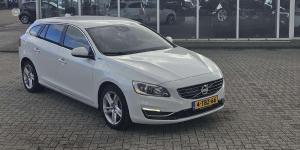 Dzeltens Volvo V60 2013 Viļņa, ar dzinēja tilpumu 2.40 L un nobraukumu 300 tūkst. km par 6900 €, foto  vietnē AUTOMOTO.COM.LV