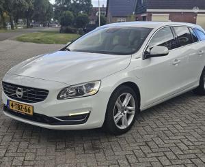 Dzeltens Volvo V60 2013 Viļņa, ar dzinēja tilpumu 2.40 L un nobraukumu 300 tūkst. km par 6900 €, foto 2 vietnē AUTOMOTO.COM.LV