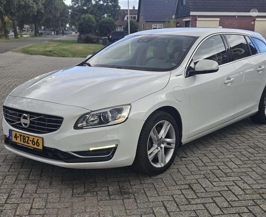 Dzeltens Volvo V60 2013 Viļņa, ar dzinēja tilpumu 2.40 L un nobraukumu 300 tūkst. km par 6900 €, foto 2 vietnē AUTOMOTO.COM.LV