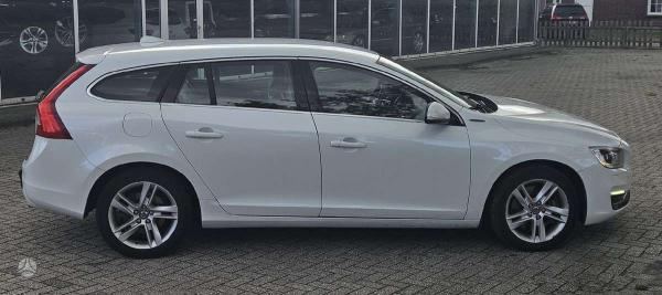 Dzeltens Volvo V60 2013 Viļņa, ar dzinēja tilpumu 2.40 L un nobraukumu 300 tūkst. km par 6900 €, foto 3 vietnē AUTOMOTO.COM.LV