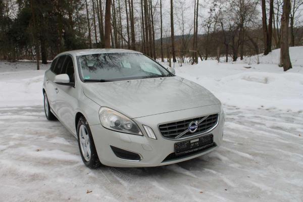 Dzeltens Volvo V60 2013 Birštonas, ar dzinēja tilpumu 2.00 L un nobraukumu 343 tūkst. km par 5350 €, foto 1 vietnē AUTOMOTO.COM.LV
