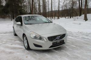 Dzeltens Volvo V60 2013 Birštonas, ar dzinēja tilpumu 2.00 L un nobraukumu 343 tūkst. km par 5350 €, foto  vietnē AUTOMOTO.COM.LV