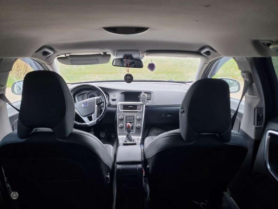 Yellow Volvo V60 2013 in Telschi, with an engine capacity of 1.56 L and mileage of 350 thousand km for 5000 €, photo 3 on AUTOMOTO.COM.LV