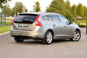 Yellow Volvo V60 2013 in Jelgava, with an engine capacity of 2.40 L and mileage of 0 thousand km for 8450 €, photo 5 on AUTOMOTO.COM.LV