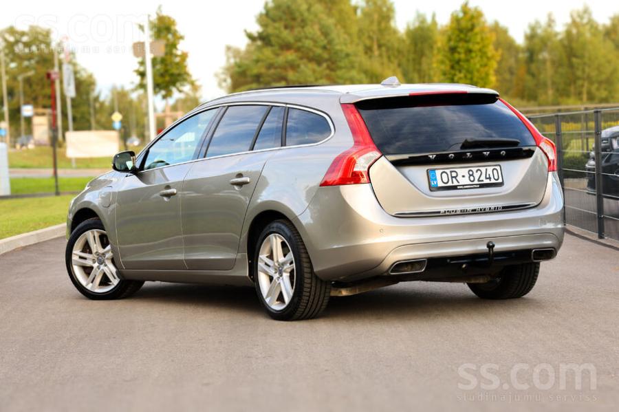Yellow Volvo V60 2013 in Jelgava, with an engine capacity of 2.40 L and mileage of 0 thousand km for 8450 €, photo 7 on AUTOMOTO.COM.LV