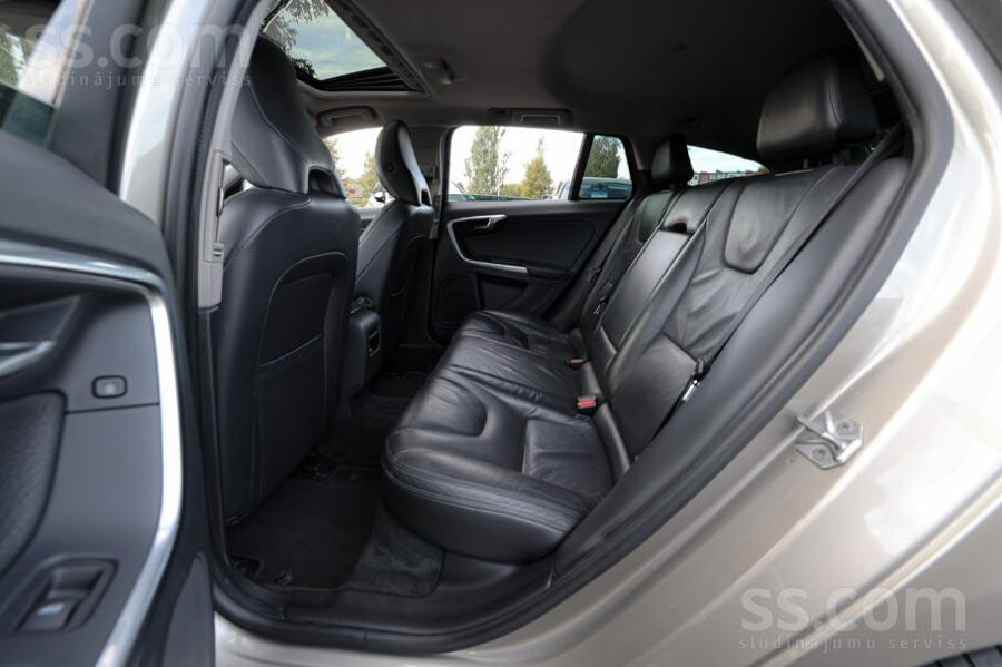Yellow Volvo V60 2013 in Jelgava, with an engine capacity of 2.40 L and mileage of 0 thousand km for 8450 €, photo 11 on AUTOMOTO.COM.LV